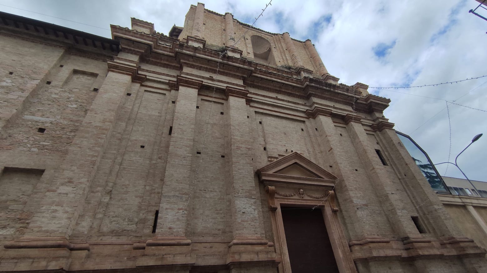 Calamita cosmica: il grande scheletro esposto a Foligno – Usa La Valigia